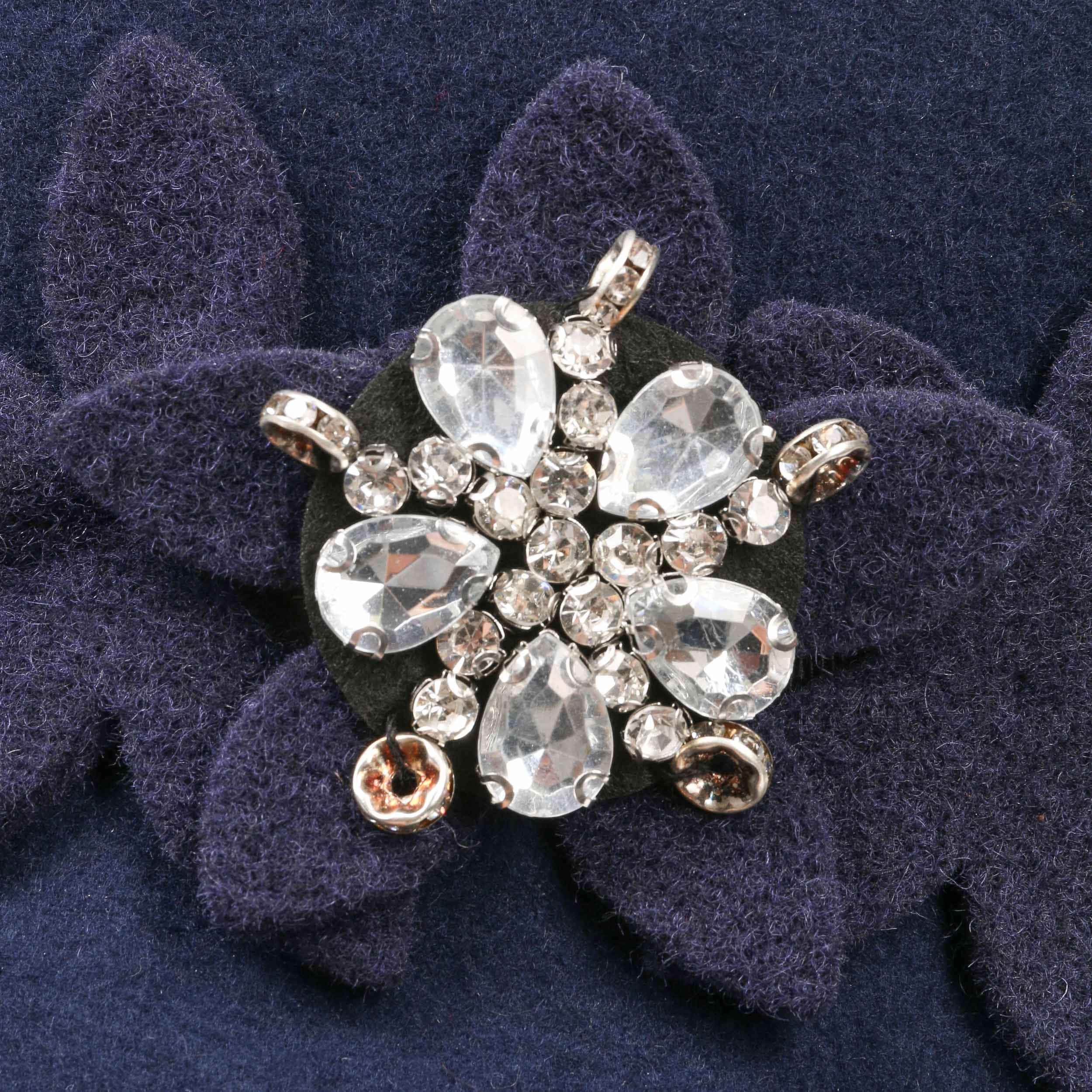 Cloche Hoed met Viltbloemen en Strass by Lipodo - € 49,95