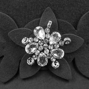 Cloche Hoed met Viltbloemen en Strass by Lipodo - € 49,95