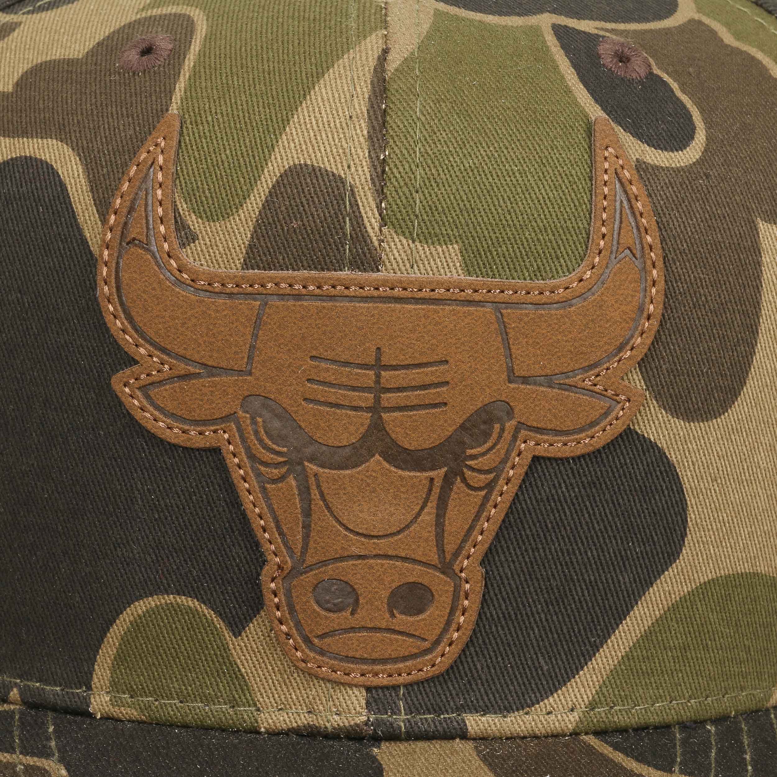 Lux Camo Bulls Pet by Mitchell & Ness - € 32,95