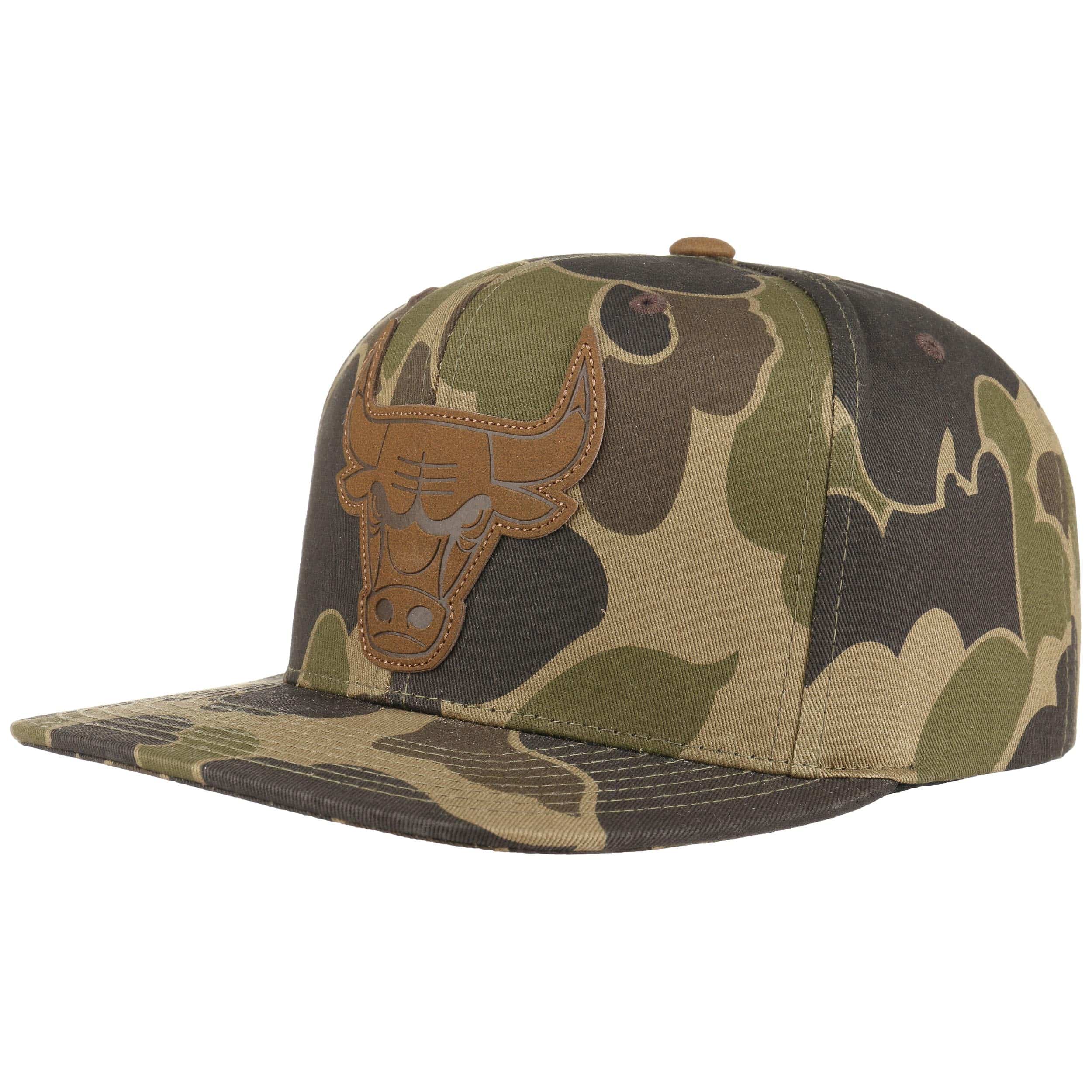 Lux Camo Bulls Pet by Mitchell & Ness - € 32,95